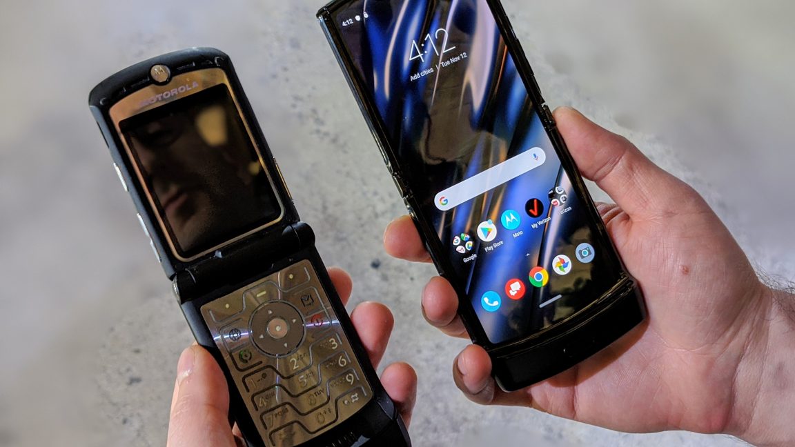 Motorola is bringing back their iconic Razr flip phone for $1500 - GEEKSPIN