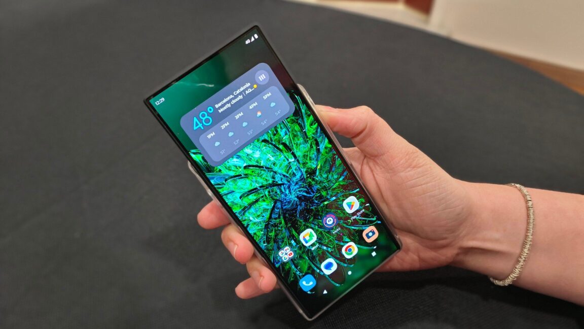 Lenovo's Tab V7 is a budget 7-inch phablet with minimalist bezels ...