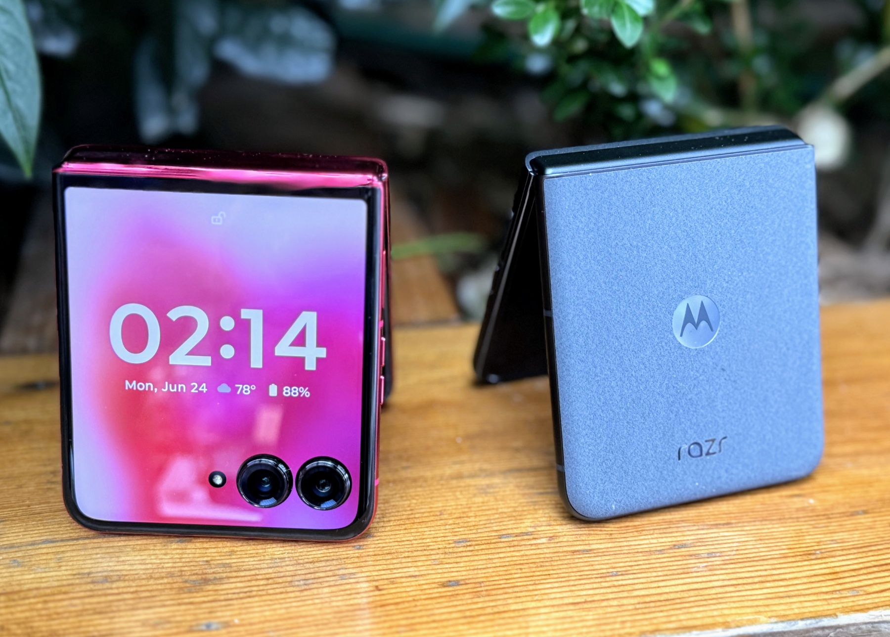 Nostalgia Meets AI: Motorola Unveils Next-Gen razr Flip Phones - GEEKSPIN