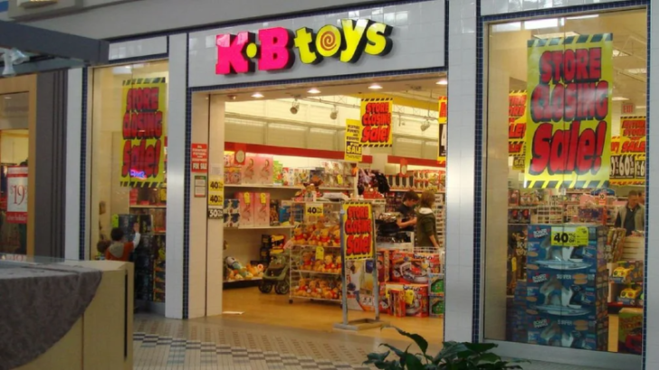 12 Beloved Mall Stores from the '90s That Have Completely Vanished