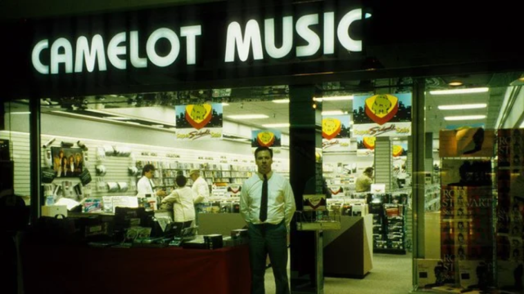 12 Beloved Mall Stores from the '90s That Have Completely Vanished