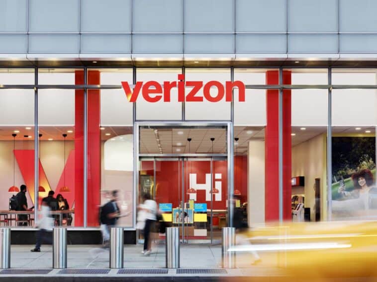 Verizon launches a 4-line plan for $100 with free iPhones - GEEKSPIN