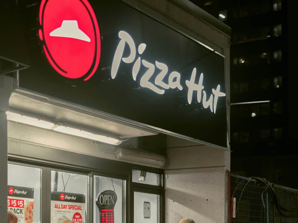 Pizza Hut is being sold for $2.7 billion - GEEKSPIN